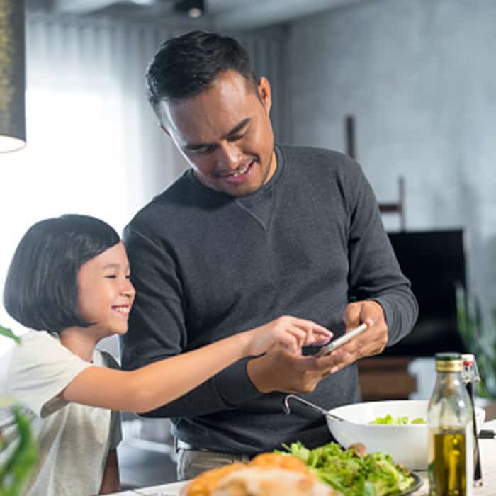 3 Ways To Cultivate Healthy Smartphone Usage For Your Child - KiasuParents